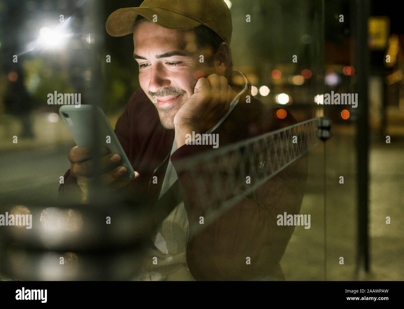 Man at bus stop hi-res stock photography and images - Alamy