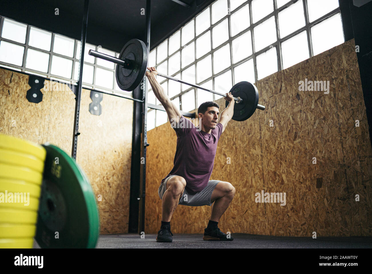 Man one knee gym hi-res stock photography and images - Alamy