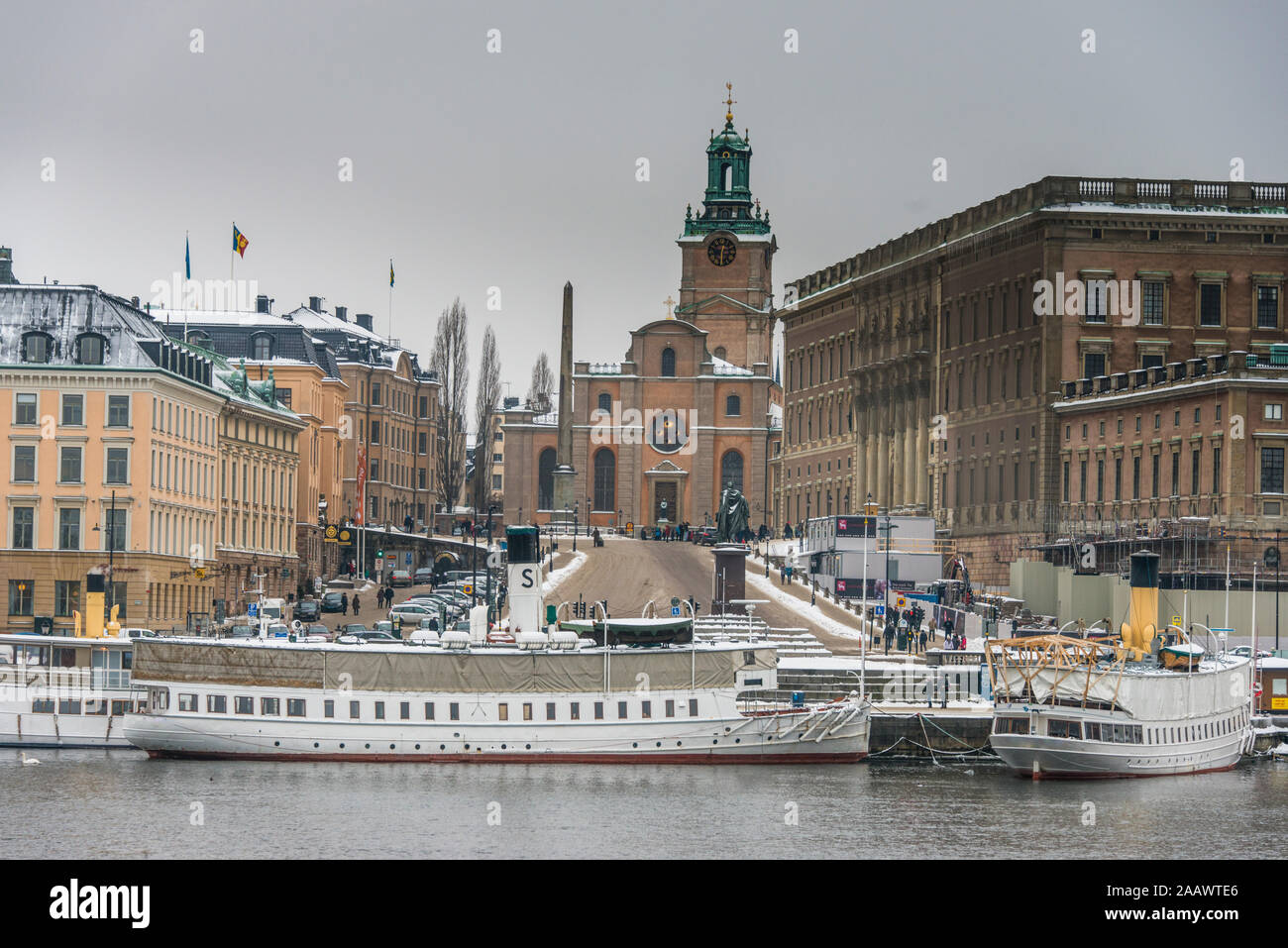 Front view ships hi-res stock photography and images - Alamy
