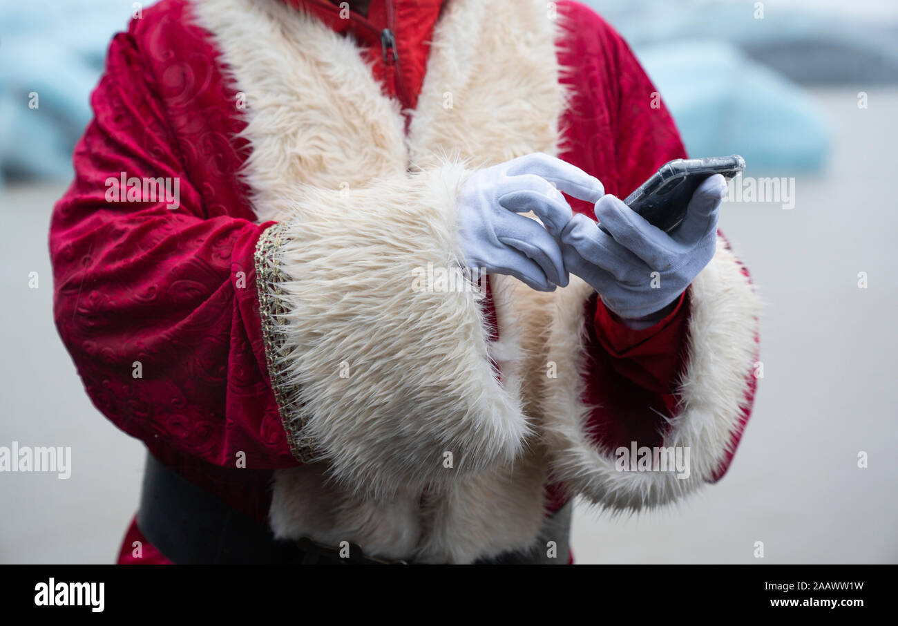 Santa claus using smartphone Stock Photo - Alamy