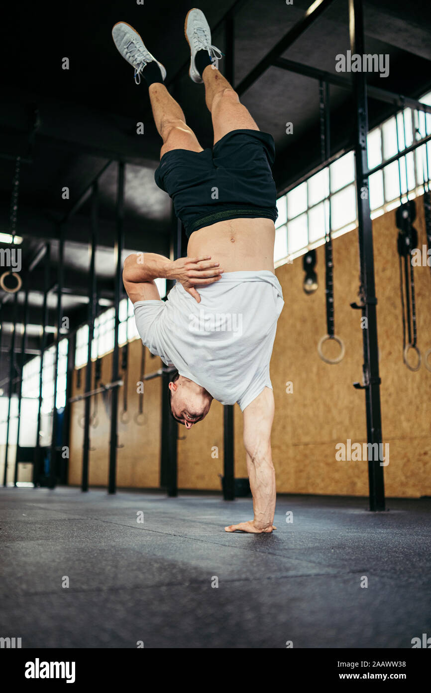Doing one armed handstand hi-res stock photography and images - Alamy