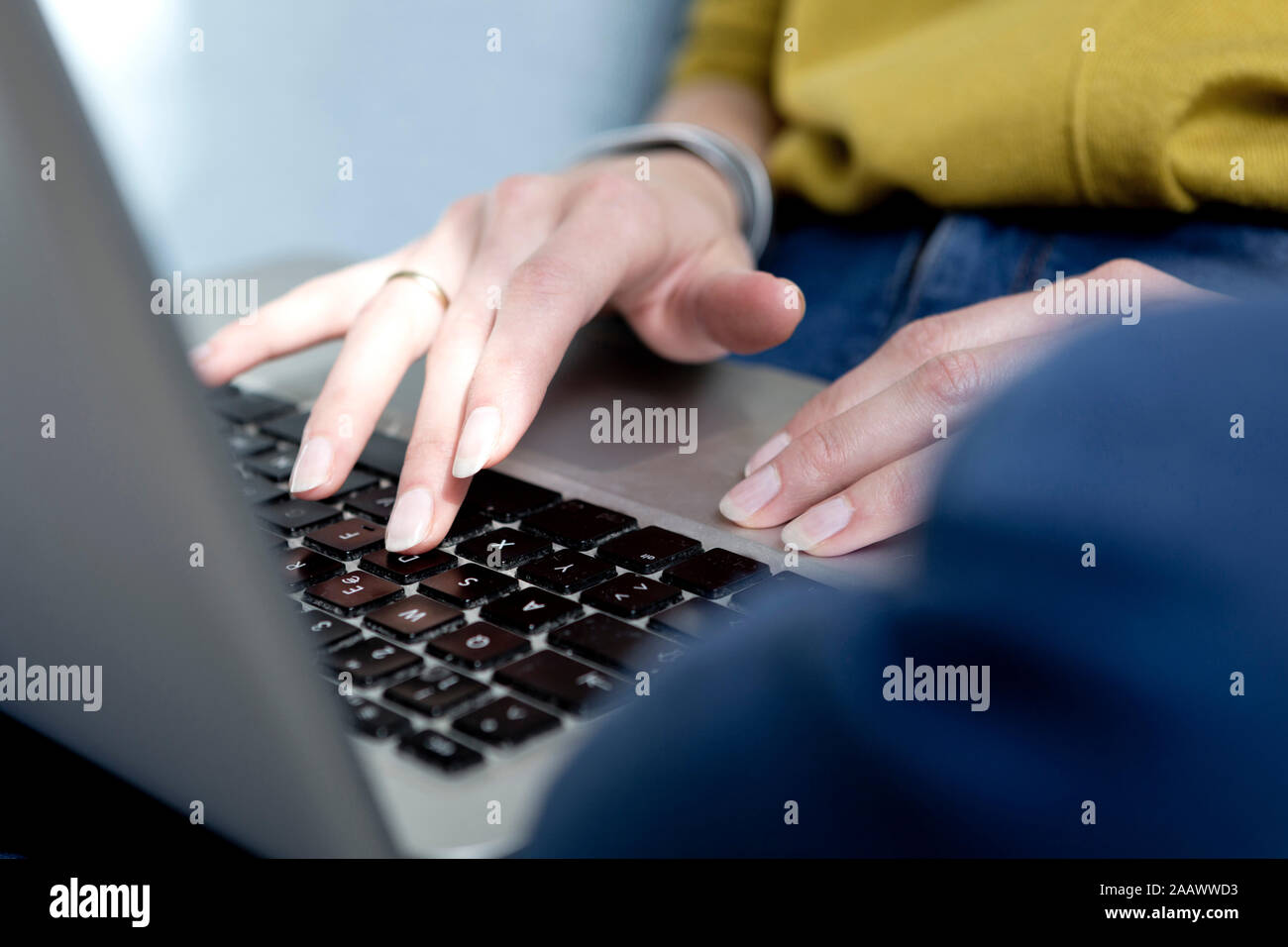 Business woman 30 keyboard hi-res stock photography and images - Alamy