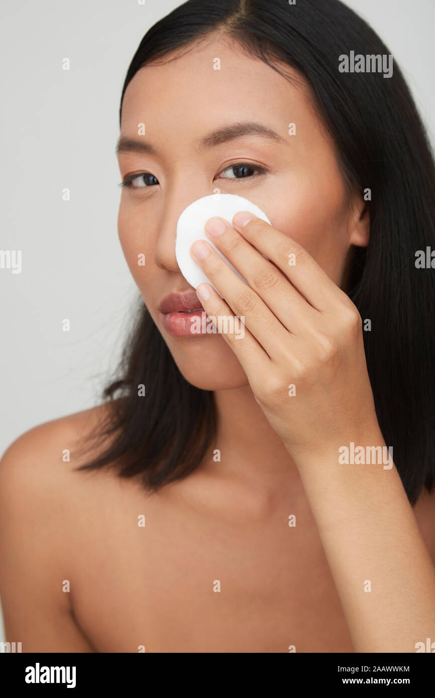 Cotton pad eye hi-res stock photography and images - Alamy