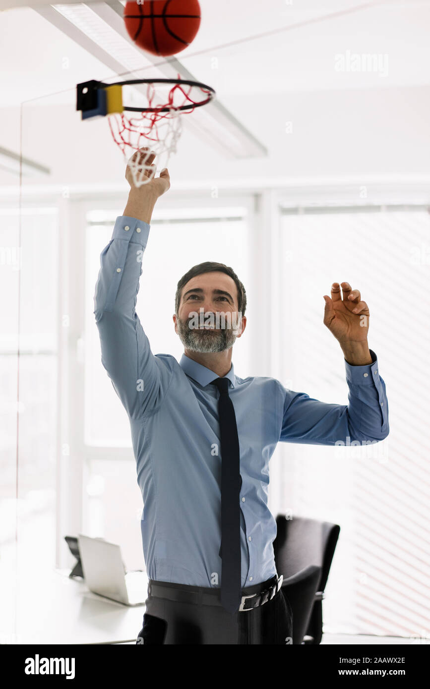 Executive playing basketball hi-res stock photography and images - Alamy