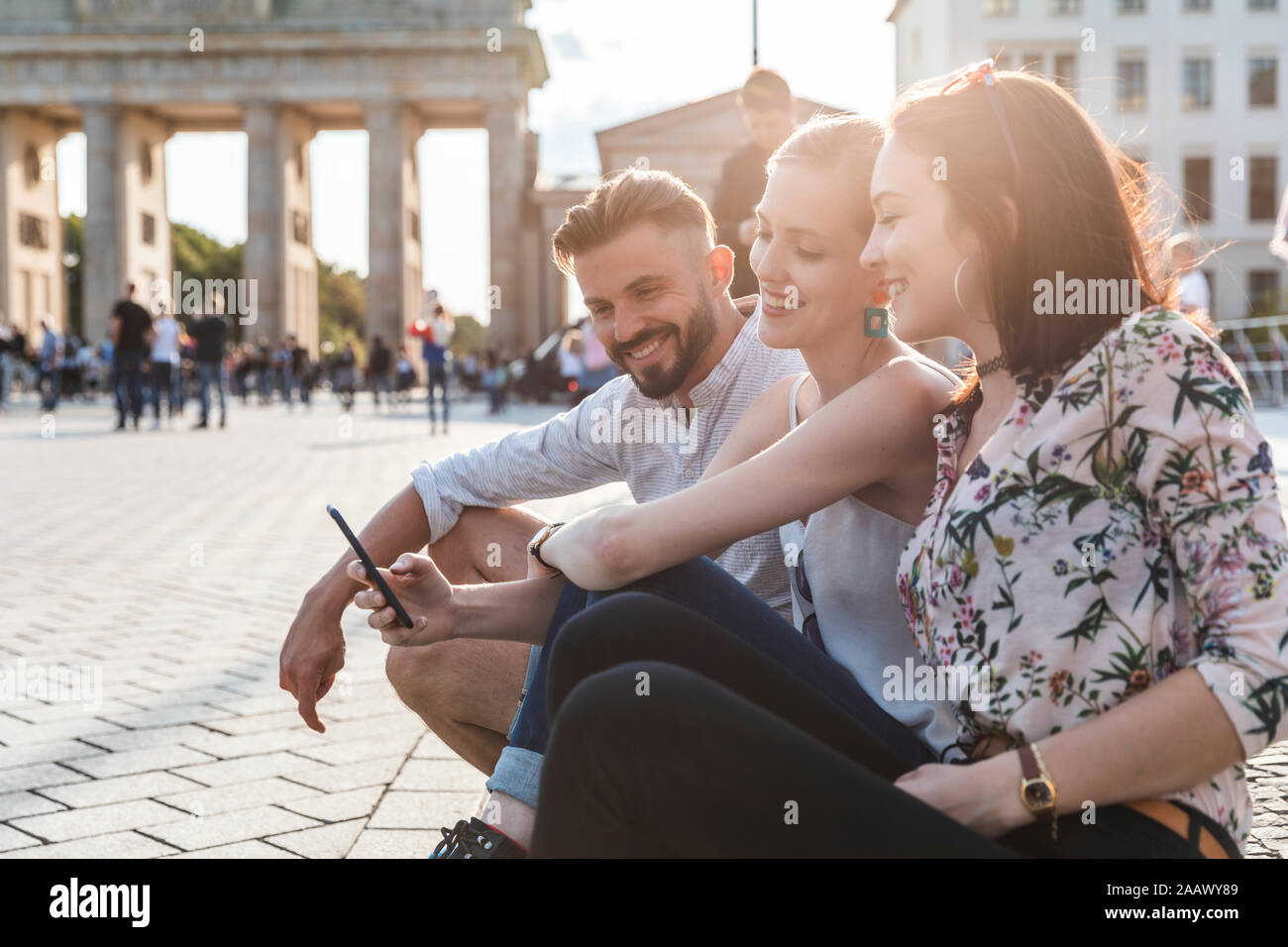Brandenburger tor berlin three people hi-res stock photography and ...