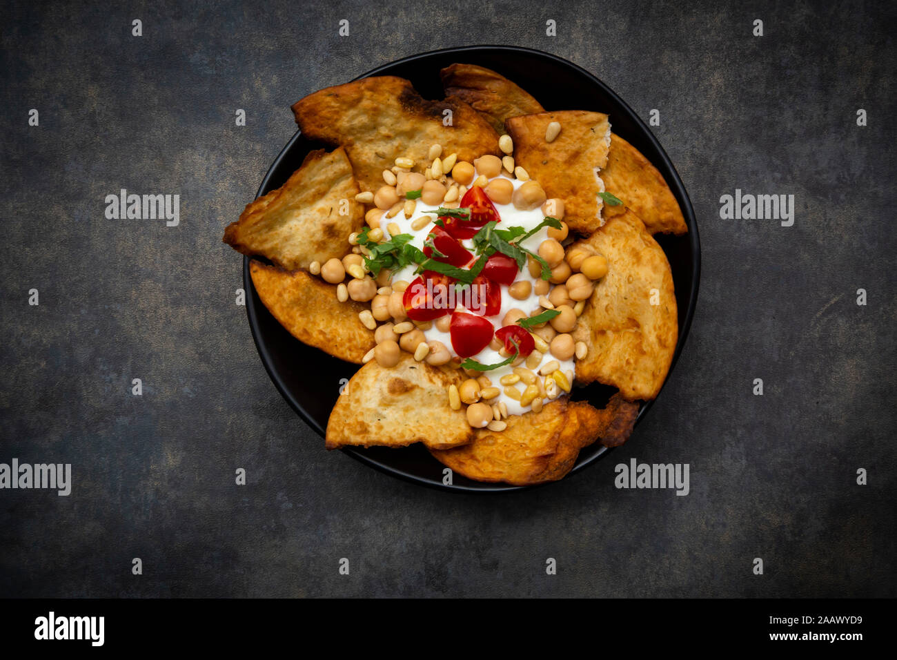 Bowl of Levantine fatteh, with flat bread, tomatoes and chickpeas Stock ...