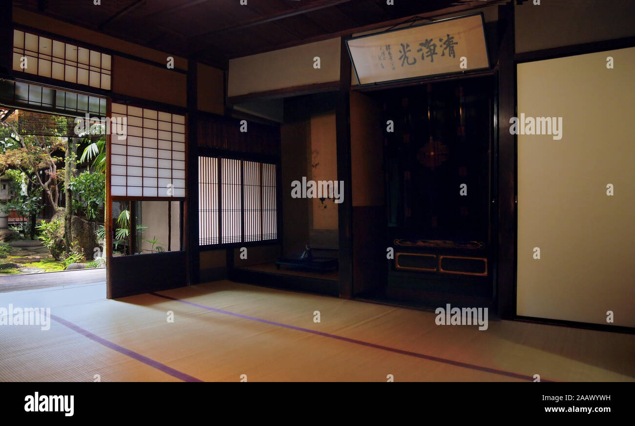 Traditional japanese house and garden hi-res stock photography and ...