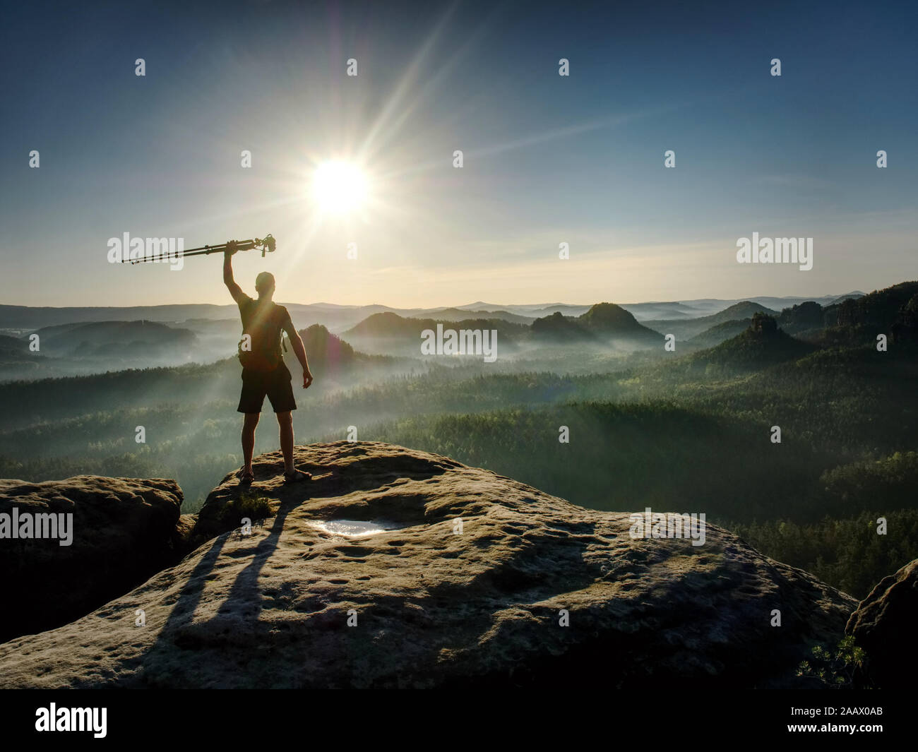 Silhouette Dslr camera photography set on tripod shooting sunset or ...