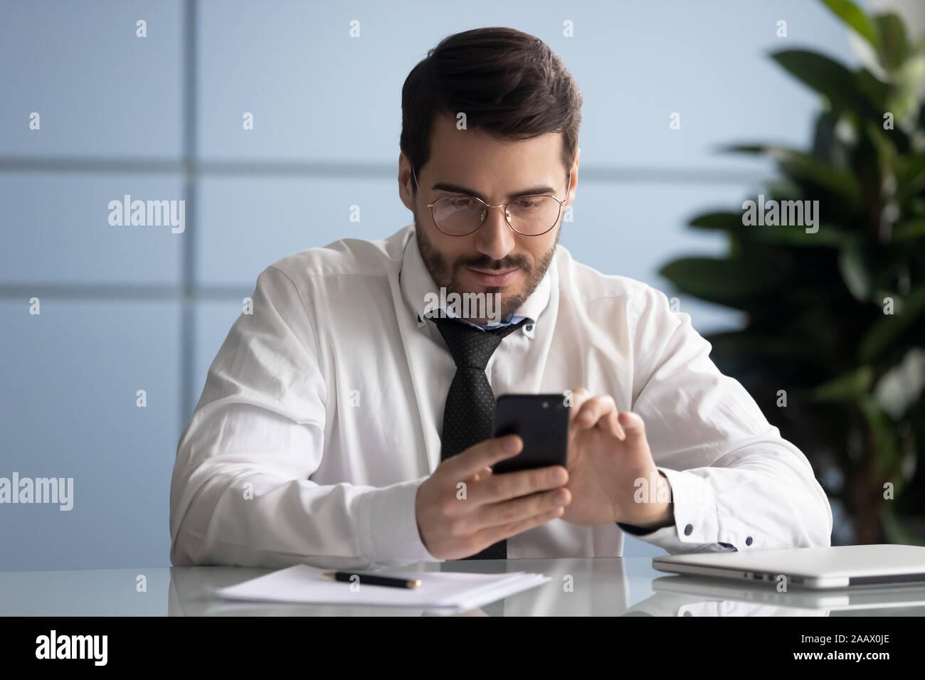 Browsing the internet hi-res stock photography and images - Alamy