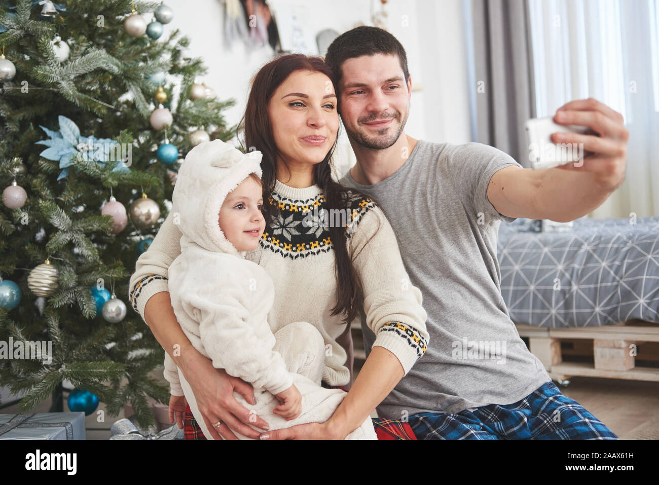 Family around christmas tree hi-res stock photography and images - Alamy