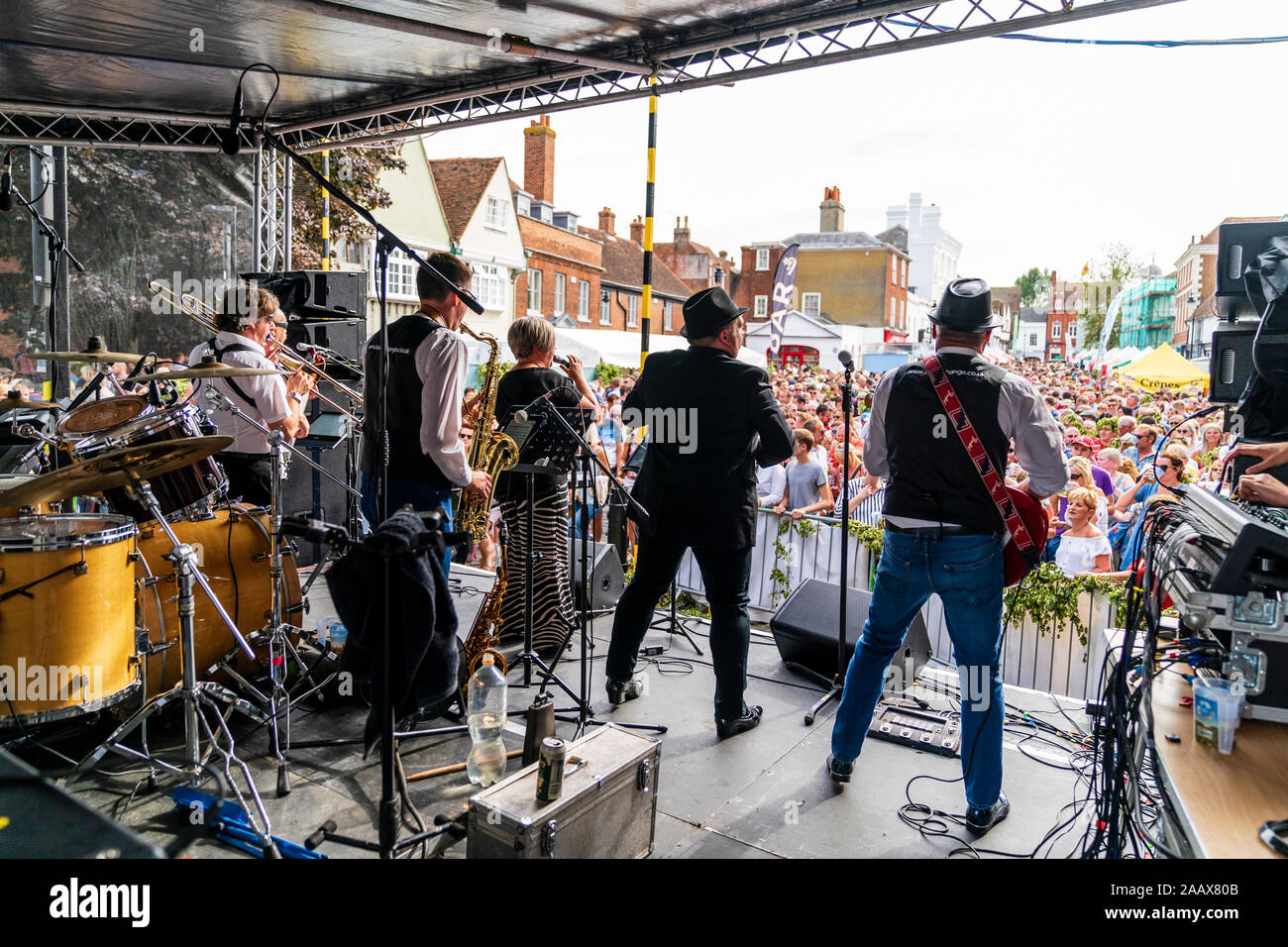 Concert front view stage crowd hi-res stock photography and images - Alamy