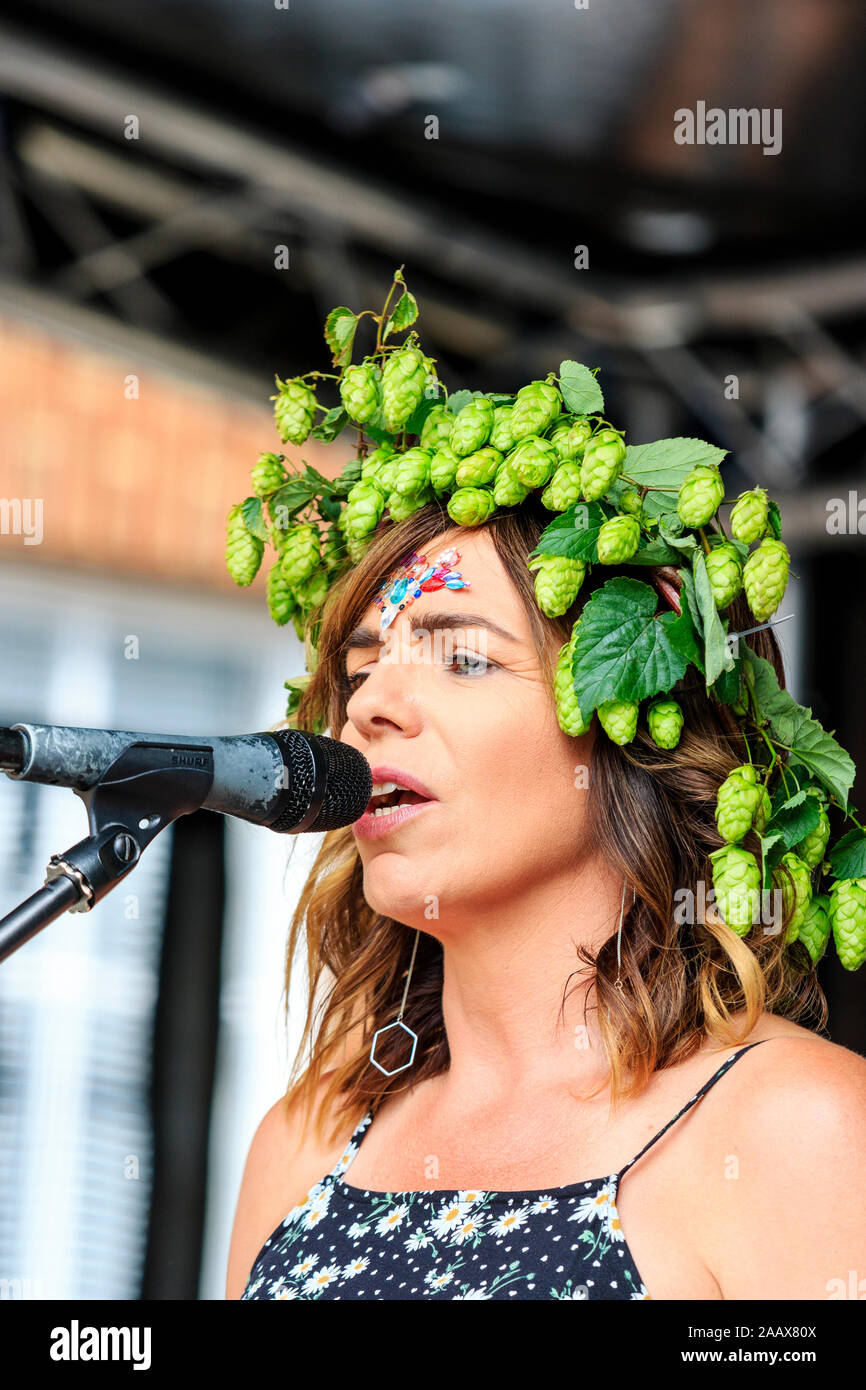 Female lead singer hi-res stock photography and images - Alamy
