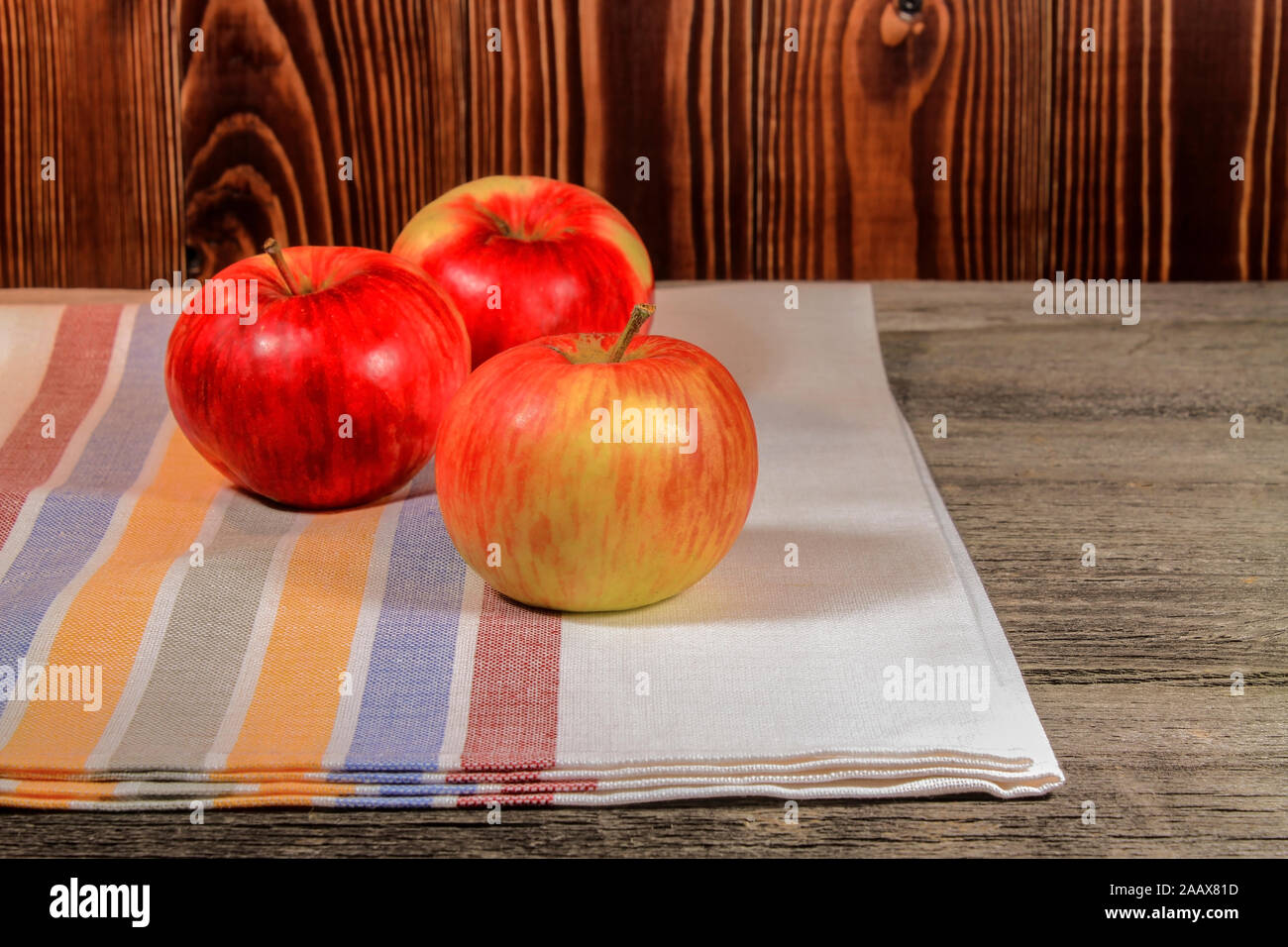 Ripe apples on a wooden table close up Stock Photo - Alamy