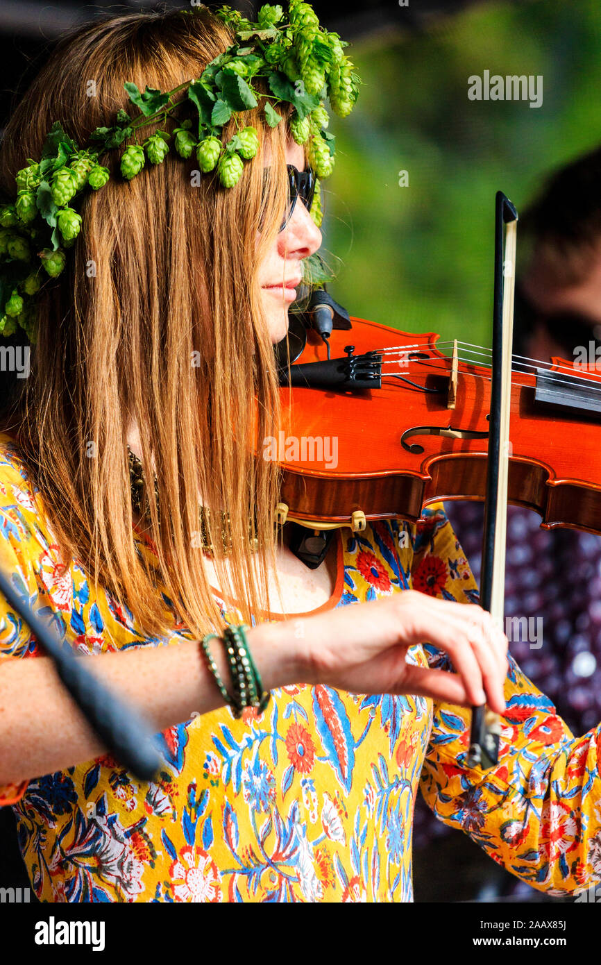 Violin woman stage hi-res stock photography and images - Alamy