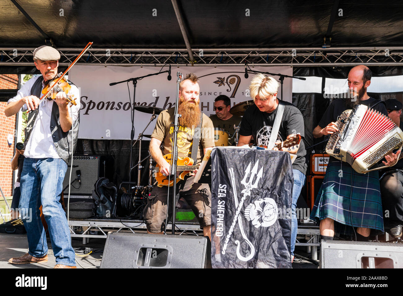 Concert stage daytime band hi-res stock photography and images - Alamy