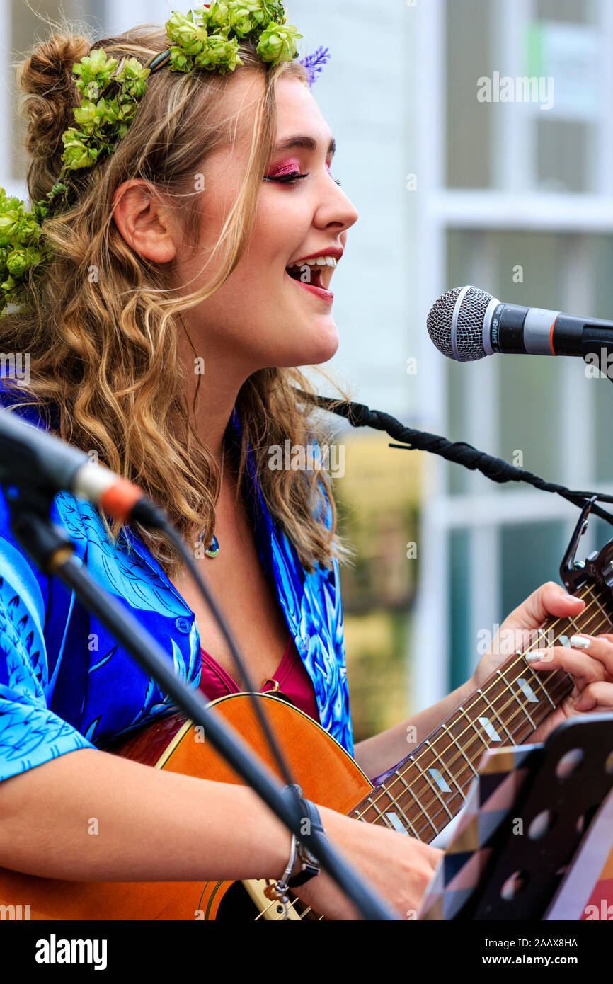 Singer guitar folk music acoustic hi-res stock photography and images ...