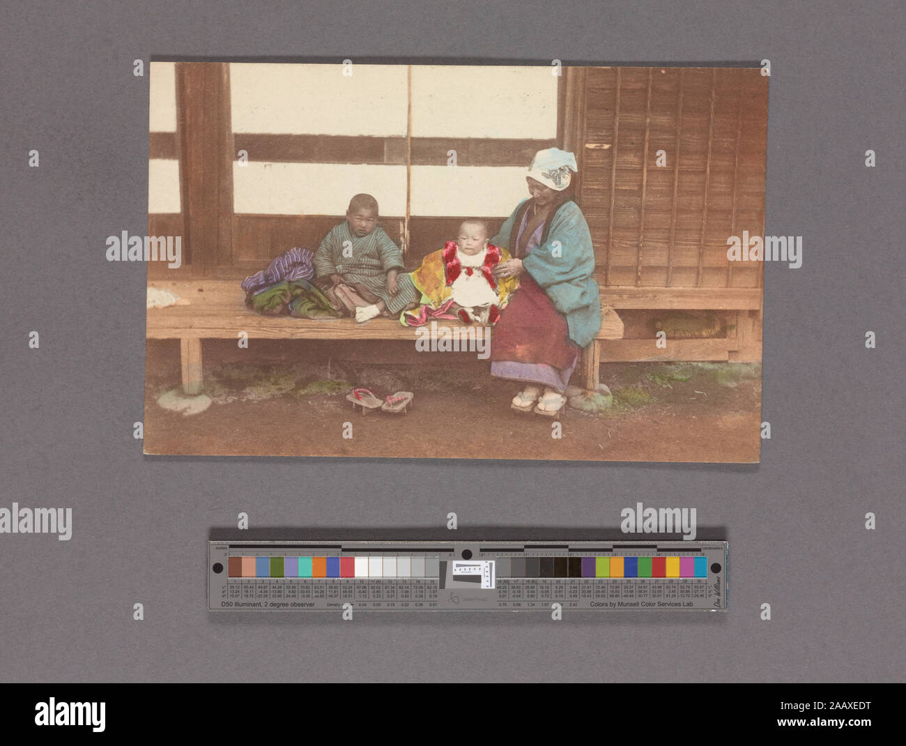 Family figures on bench hi-res stock photography and images - Alamy