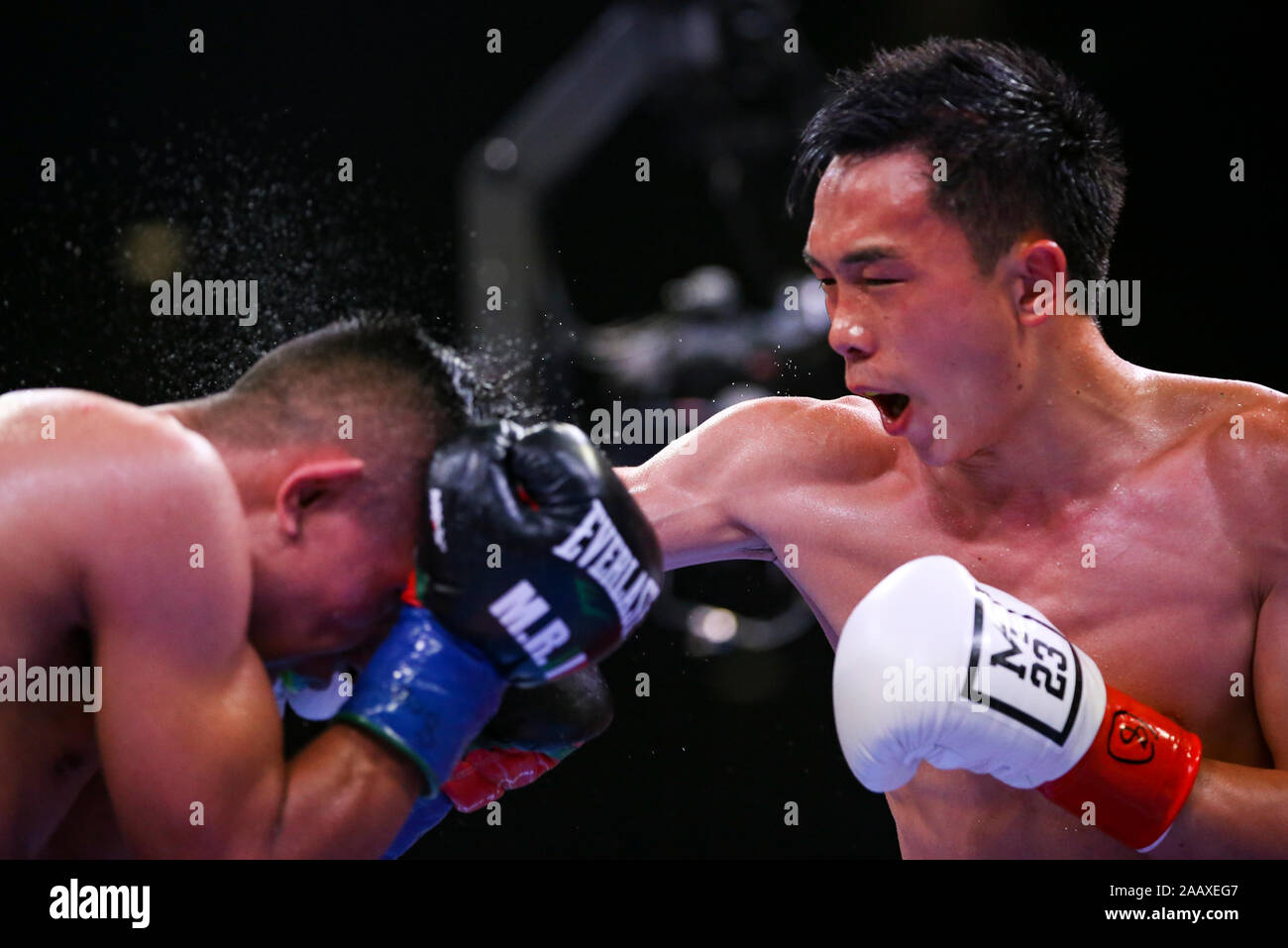 Indio, USA. 23rd Nov, 2019. China's Xu Can (R) fights with U.S ...