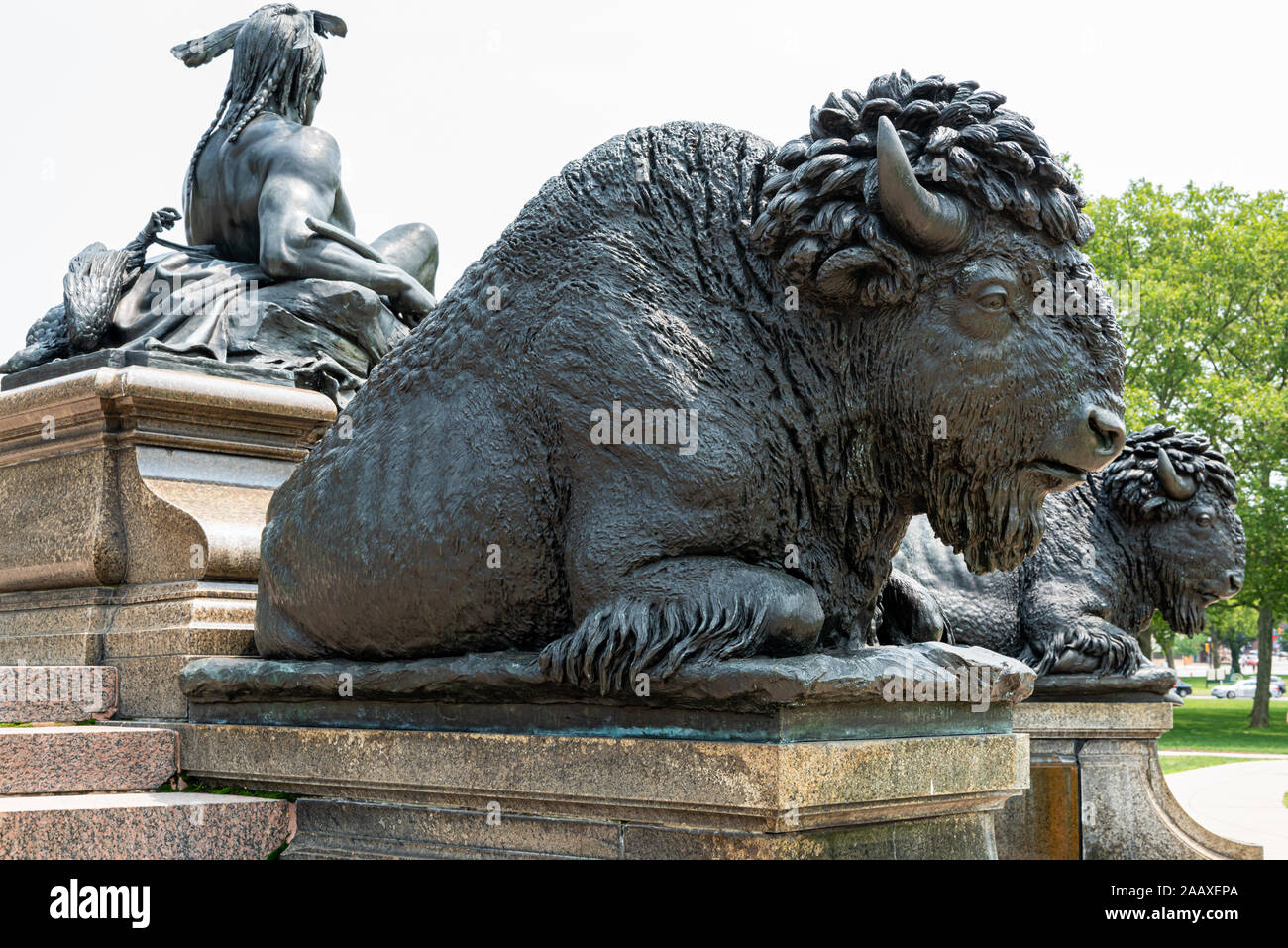 Native american sculpture hi-res stock photography and images - Alamy