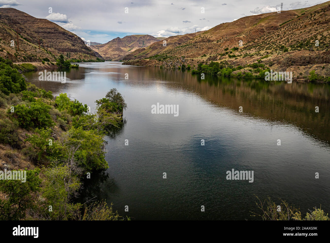 A view of the Snake River at the stateline of Idaho and Oregon in Hells ...