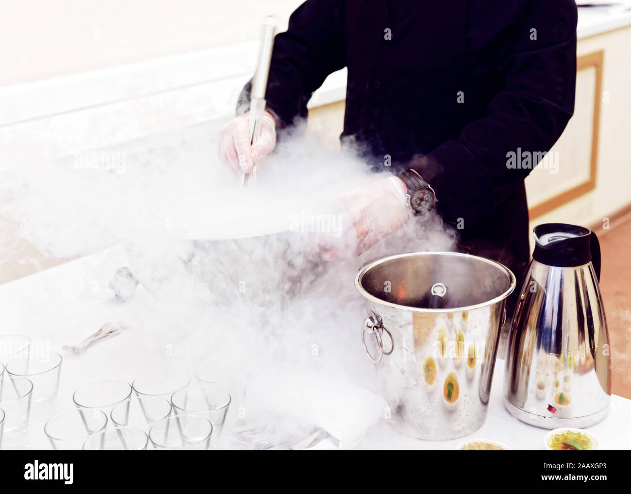 Liquid nitrogen food hi-res stock photography and images - Alamy