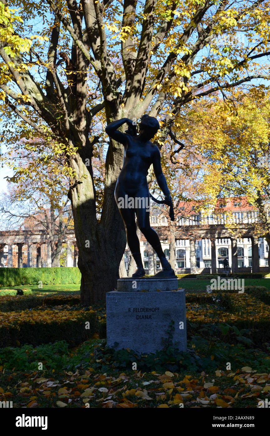 Berlin, Germany: statue in Tiergarten berlin Stock Photo - Alamy