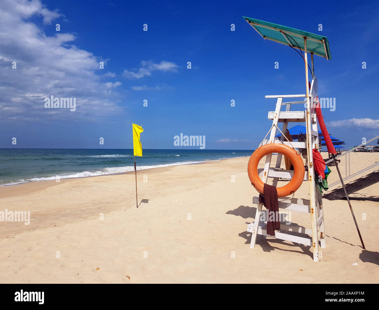 White lifeguard chair blue umbrella hi-res stock photography and images ...