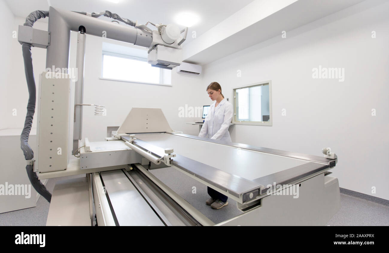 Woman preparing radiograph for making X-ray in modern laboratory Stock ...