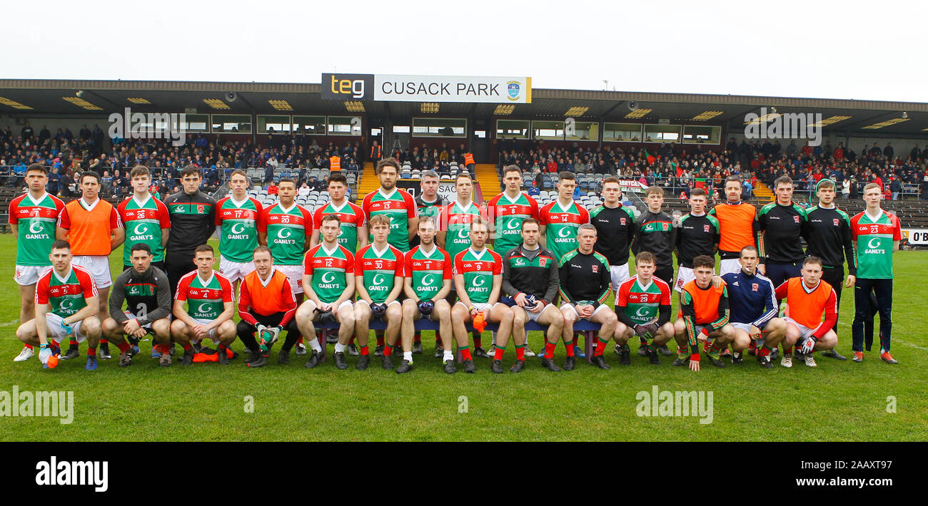 Gaelic football throw in hi-res stock photography and images - Alamy