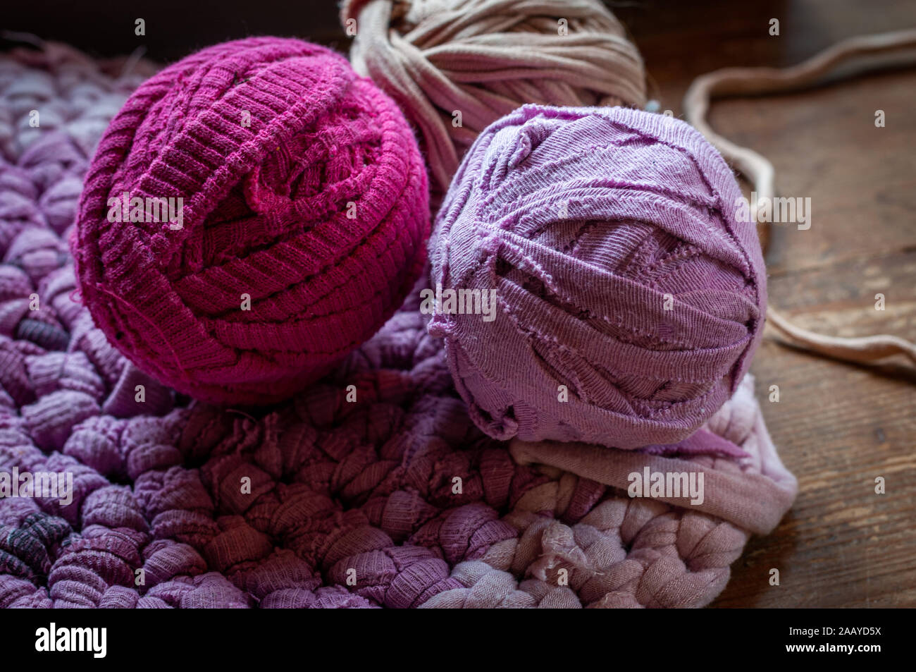 pink rag rug with balls of tshirt wool.,cosy weekend Stock Photo - Alamy