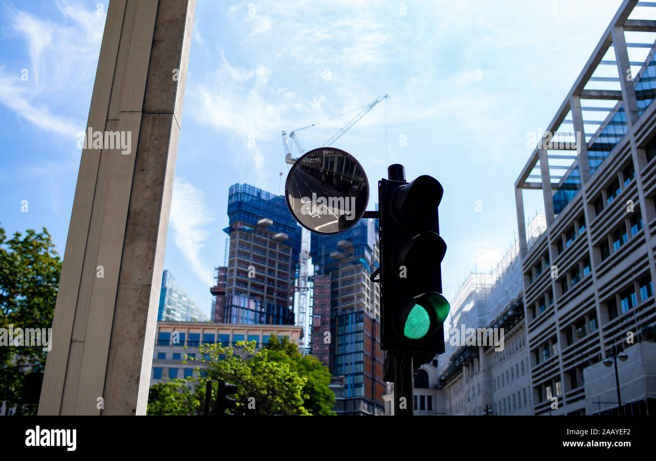Mirror building london hi-res stock photography and images - Alamy