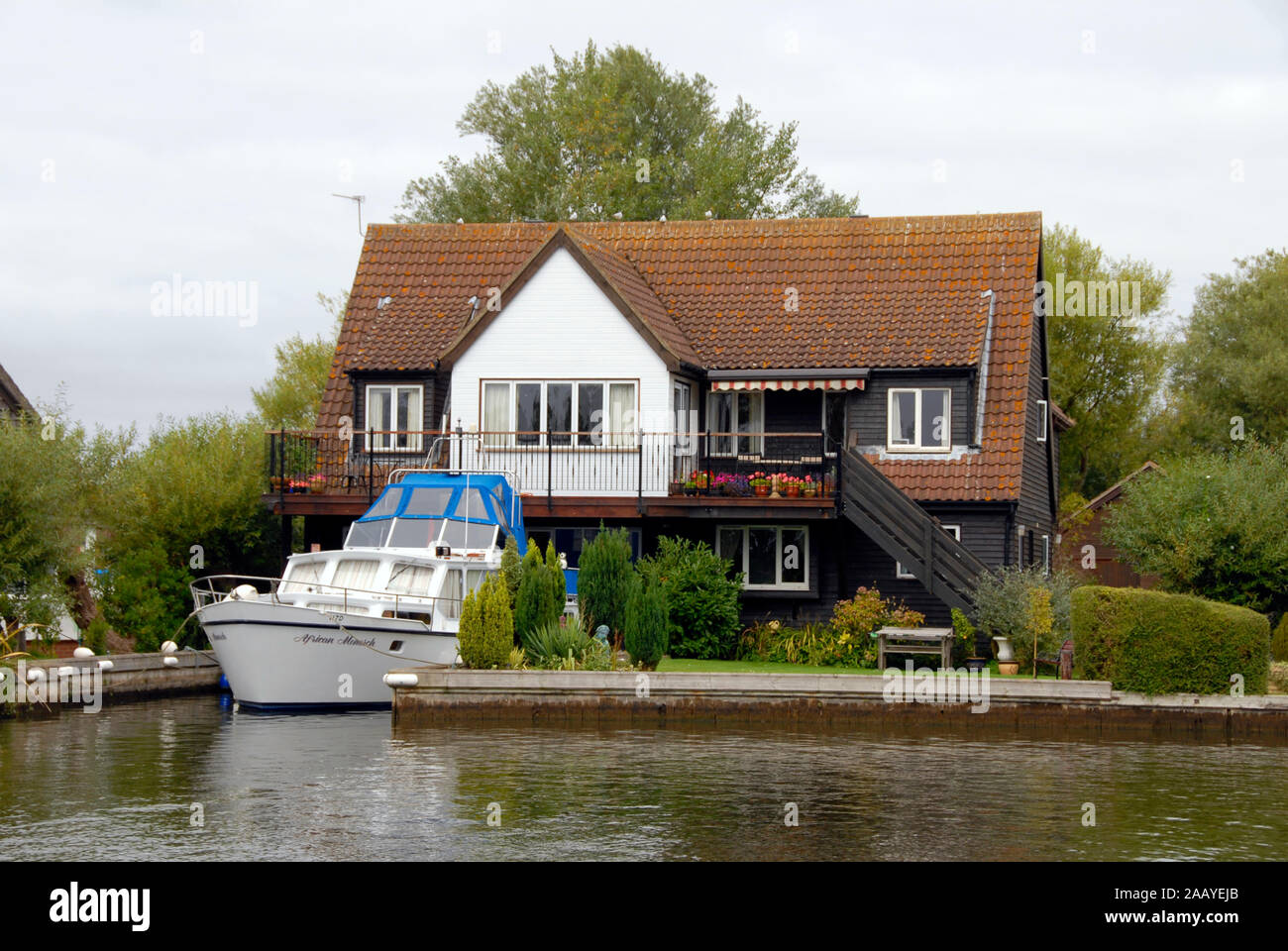 Riverside house hi-res stock photography and images - Alamy