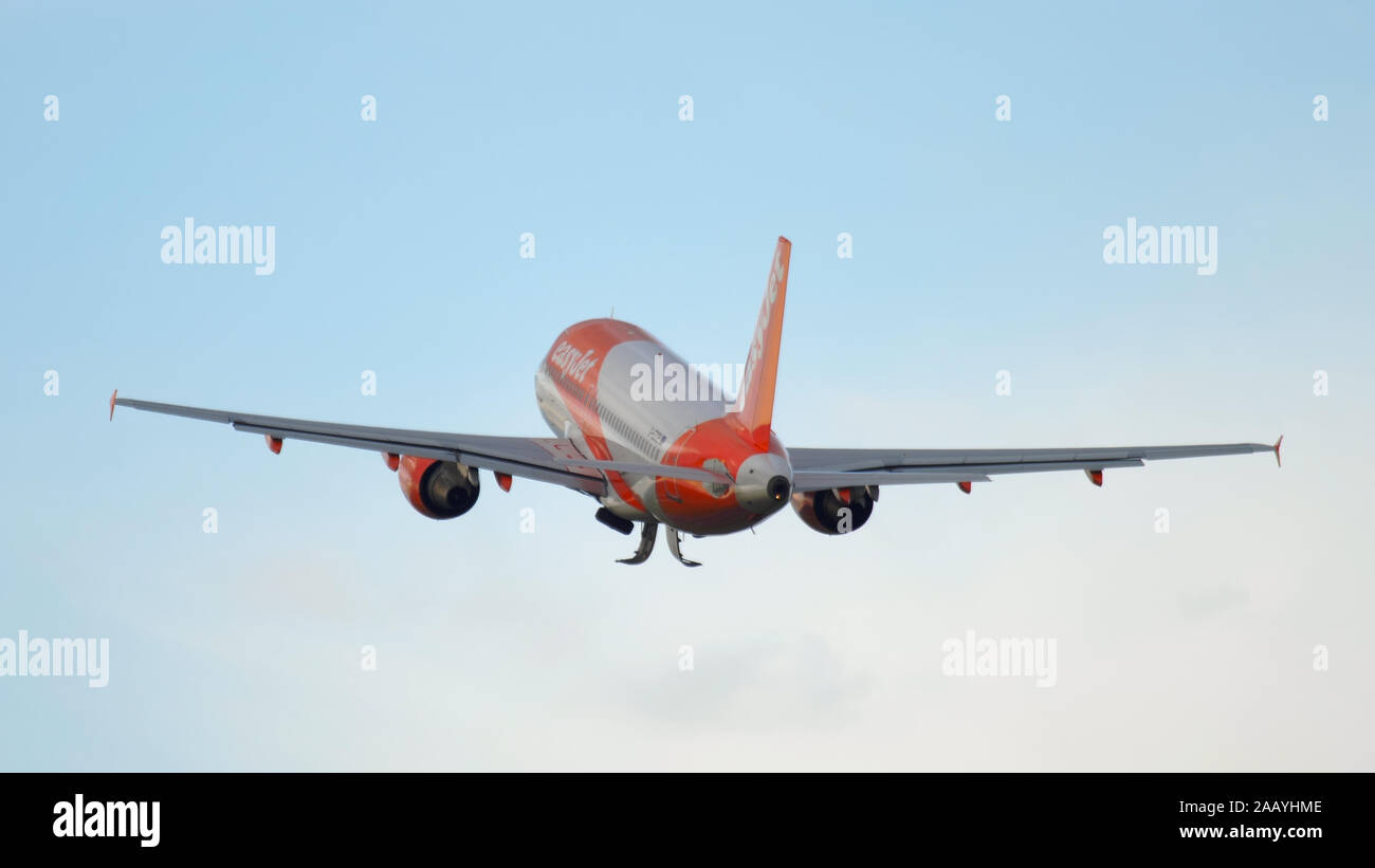 Photo EasyJet Airbus 320 Stock Photo - Alamy