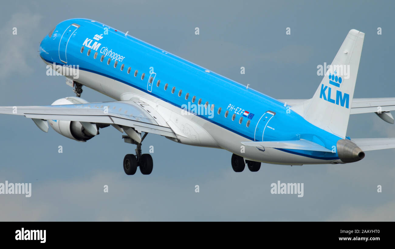 KLM Cityhopper Embraer 190 take-off Stock Photo - Alamy