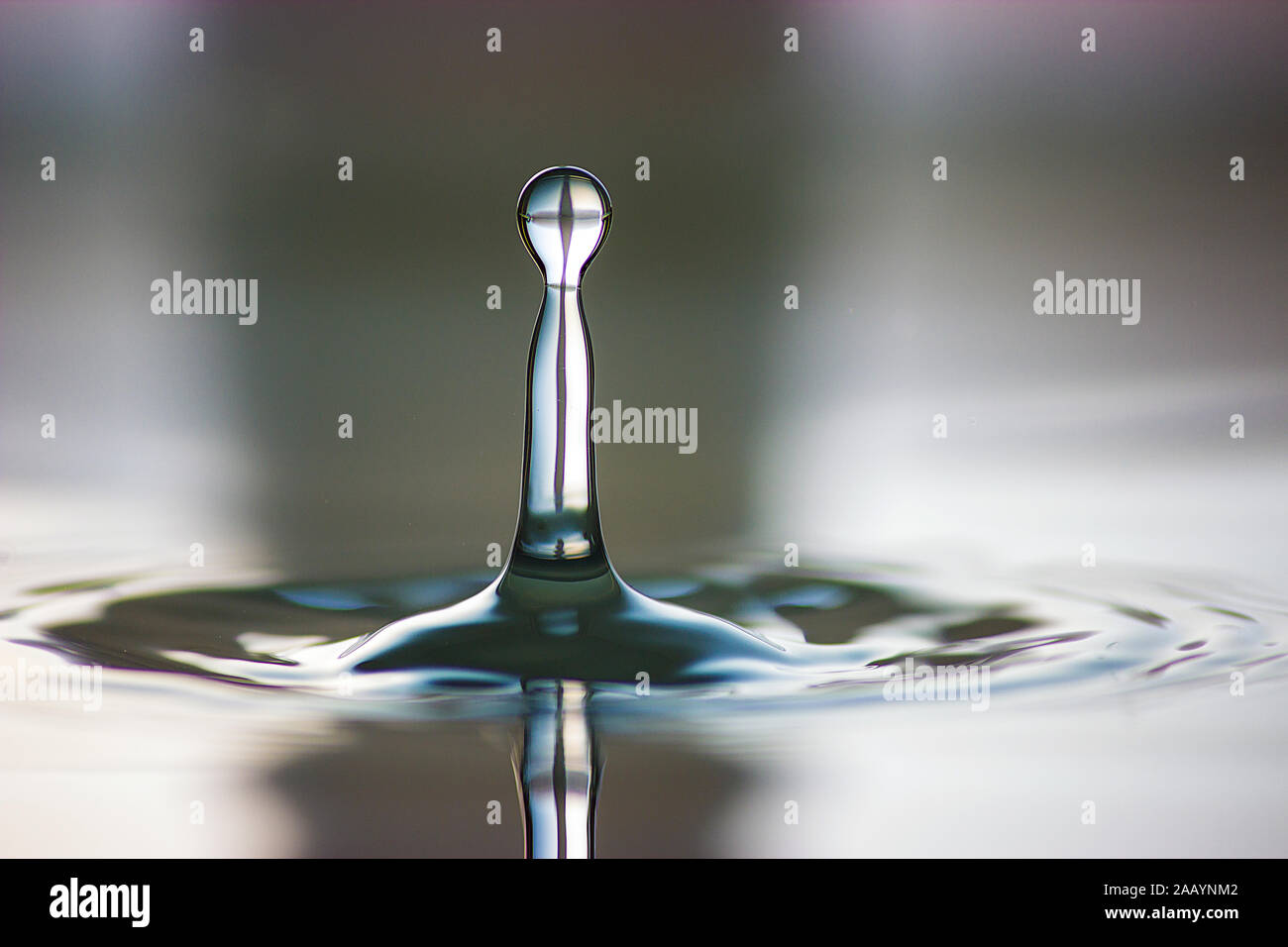 Splashing silver in abstract hi-res stock photography and images - Alamy