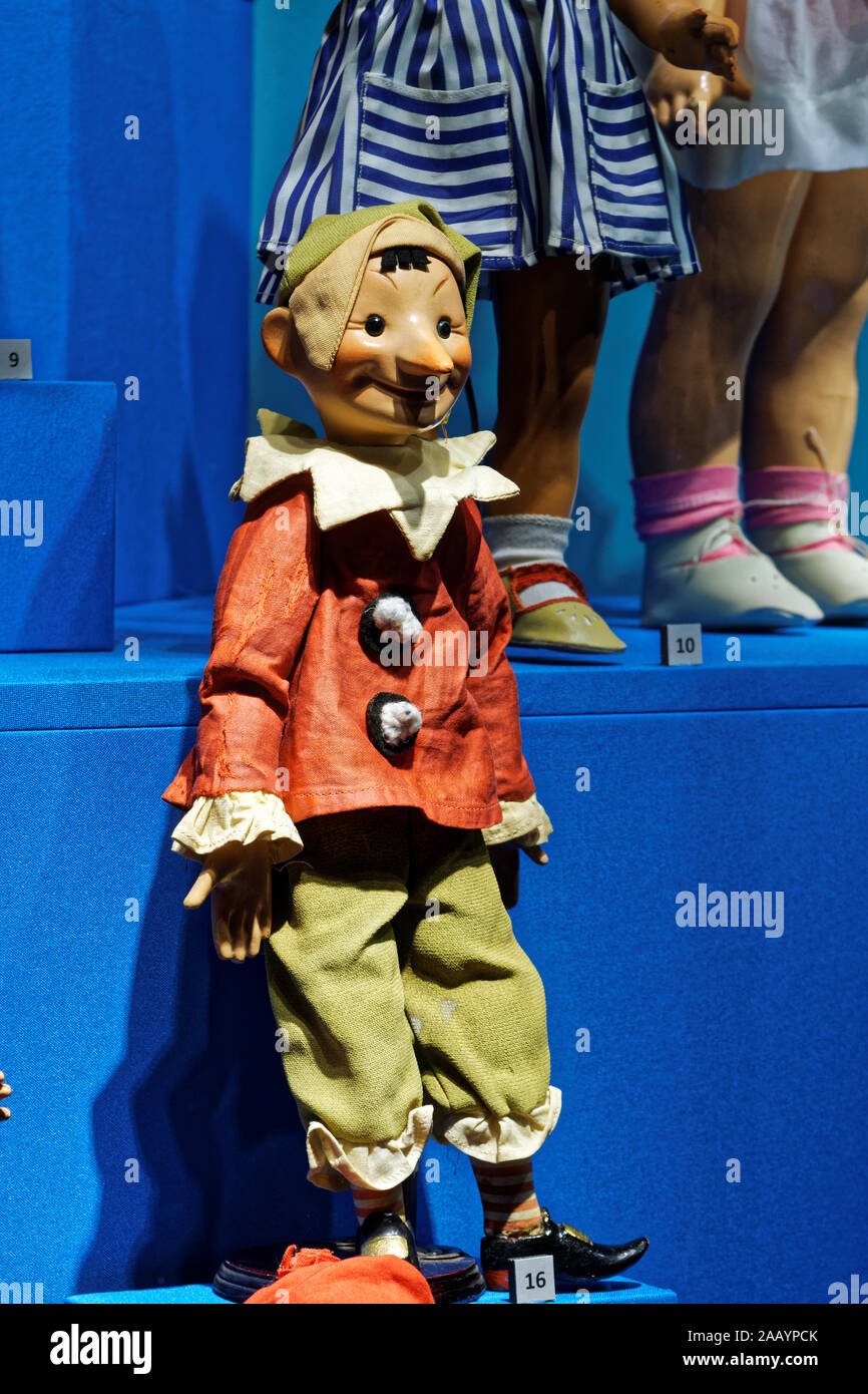 Pinocchio dolls hi-res stock photography and images - Alamy