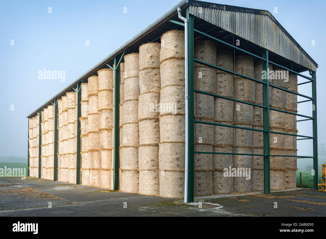 Open sided barn hi-res stock photography and images - Alamy