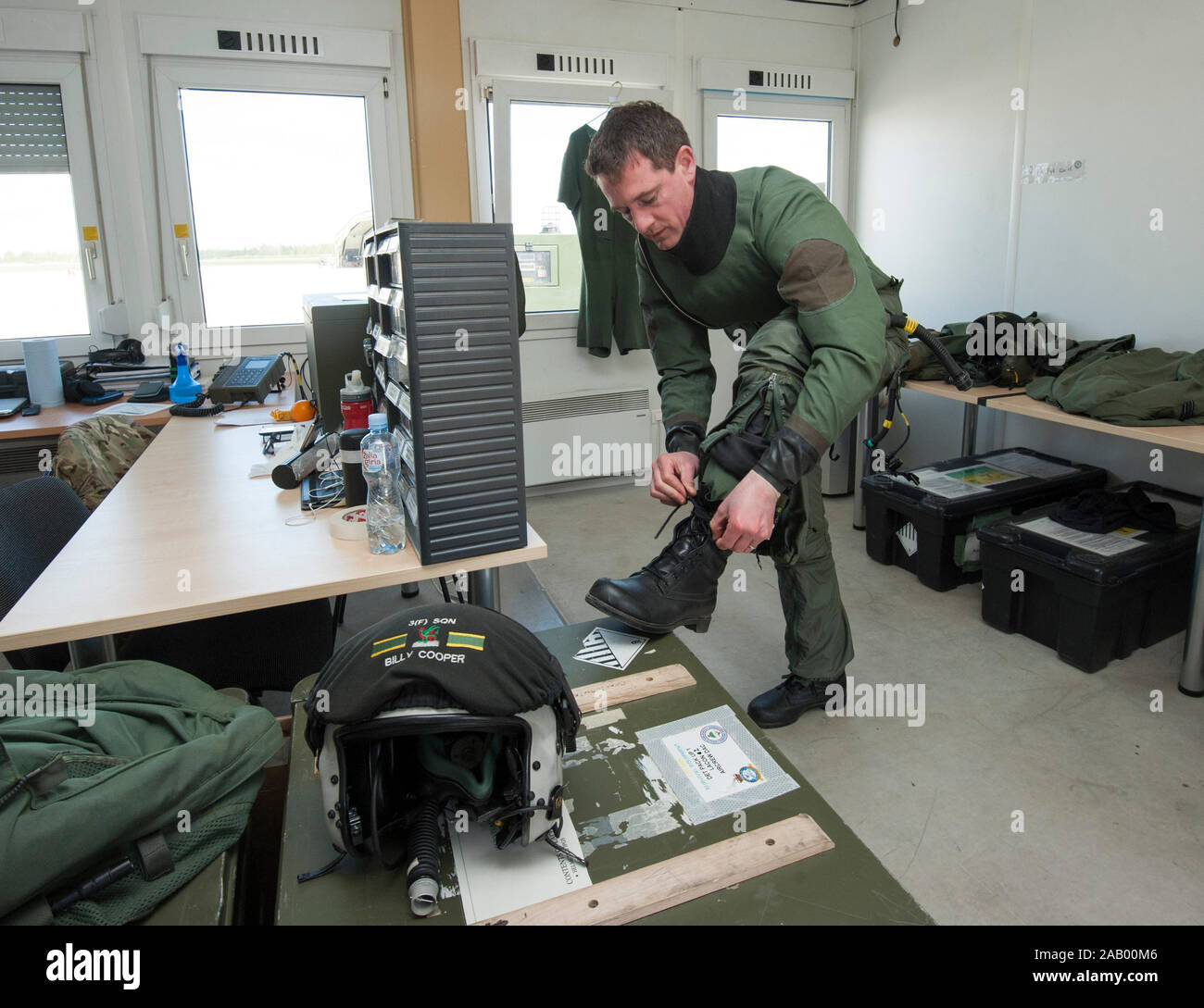 Scrambling aircraft hi-res stock photography and images - Alamy