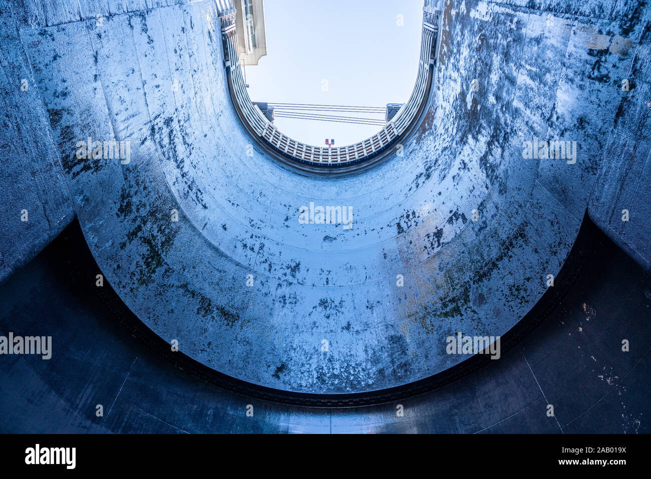 View towards the sky inside the very deep lock of the Barragem do ...