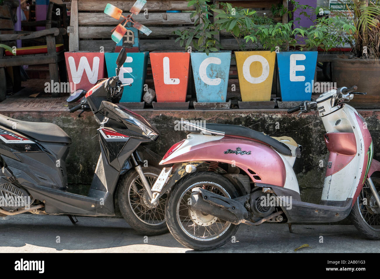 Welcome signs languages hi-res stock photography and images - Alamy