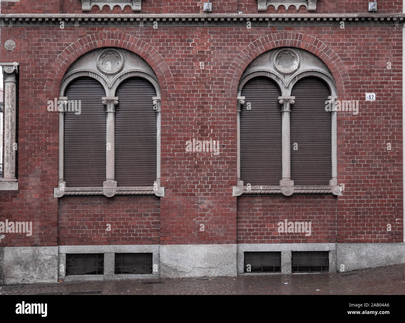 Brick arch window hi-res stock photography and images - Alamy