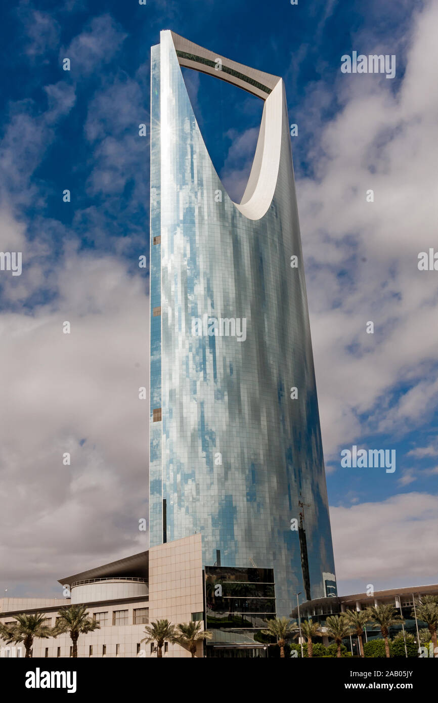Kingdom tower riyadh hi-res stock photography and images - Alamy