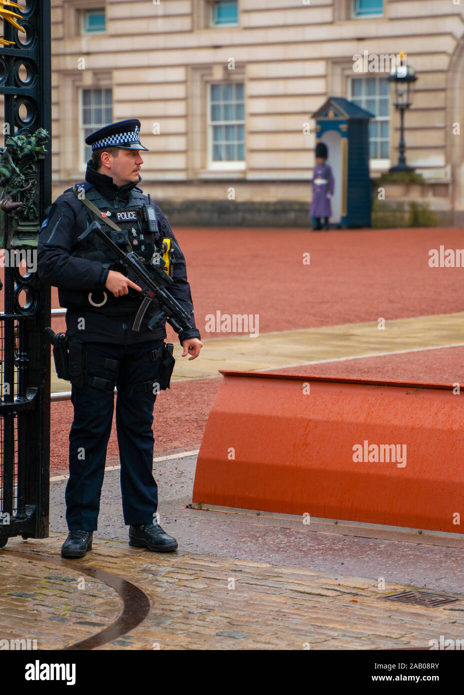 Buckingham palace irish guards hi-res stock photography and images - Alamy