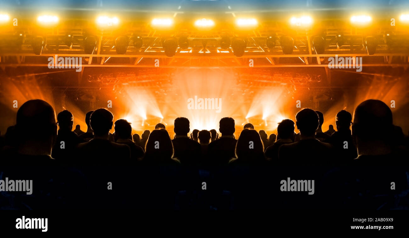 Concert crowd attending a huge gig Stock Photo - Alamy