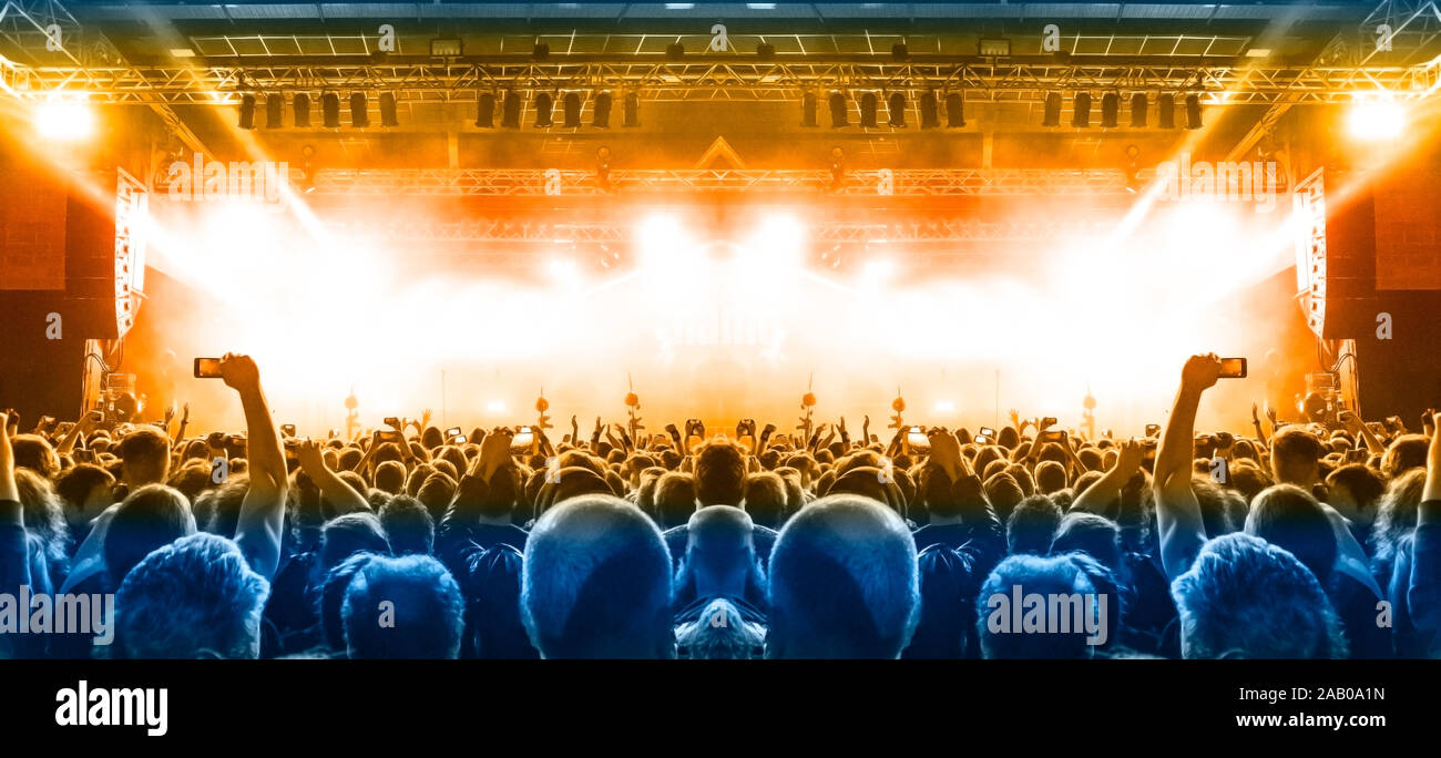 Concert crowd attending a huge gig Stock Photo - Alamy