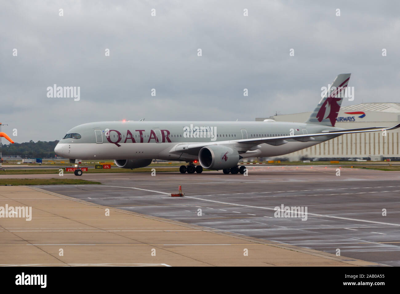 Heathrow aircraft airliner aviation hi-res stock photography and images ...