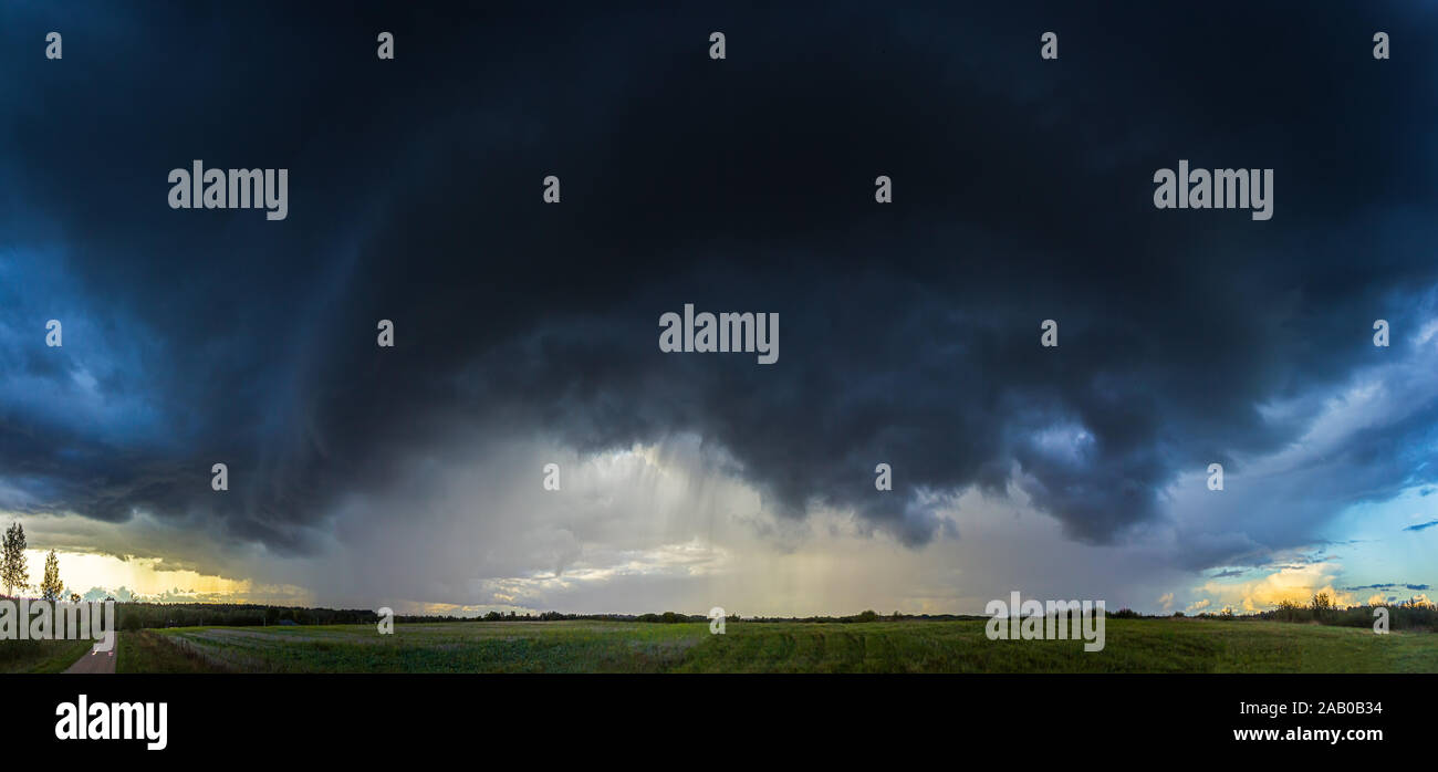 Storm clouds with shelf cloud forming over head Stock Photo - Alamy