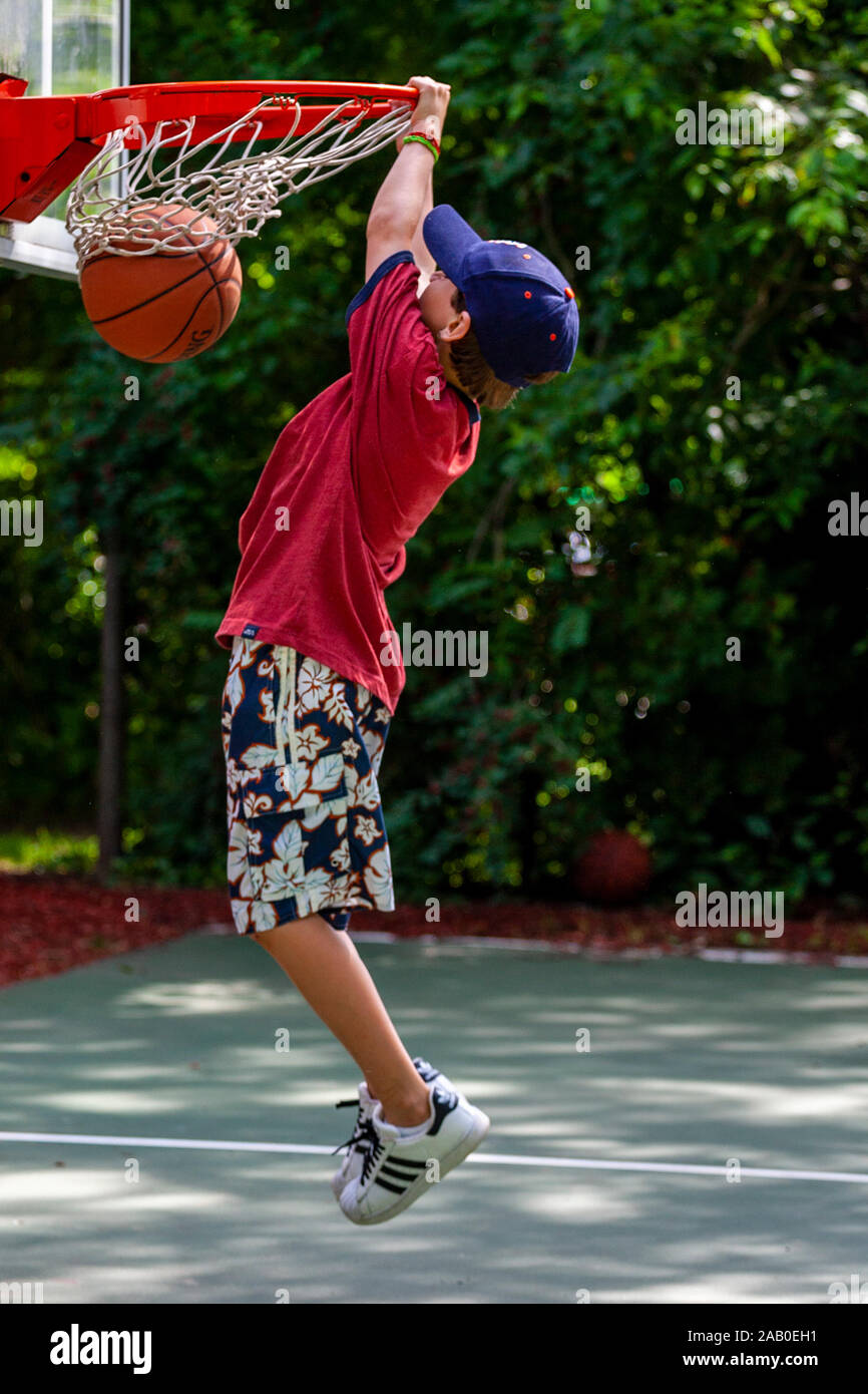 Kids playing basketball in hi-res stock photography and images - Alamy