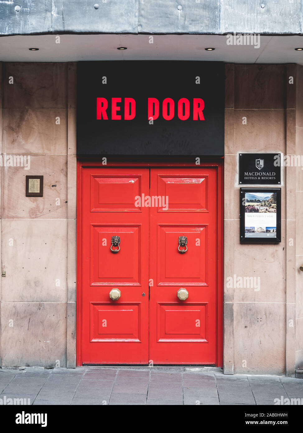 Red door chester hi-res stock photography and images - Alamy