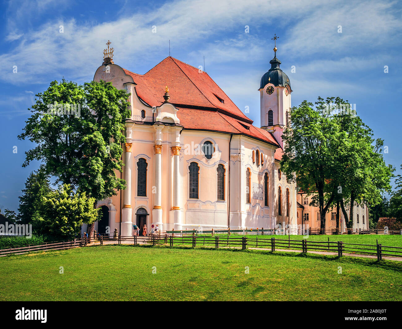 Ein Blick auf die beruehmte Wieskirche in Wies in Bayern, Deutschland ...